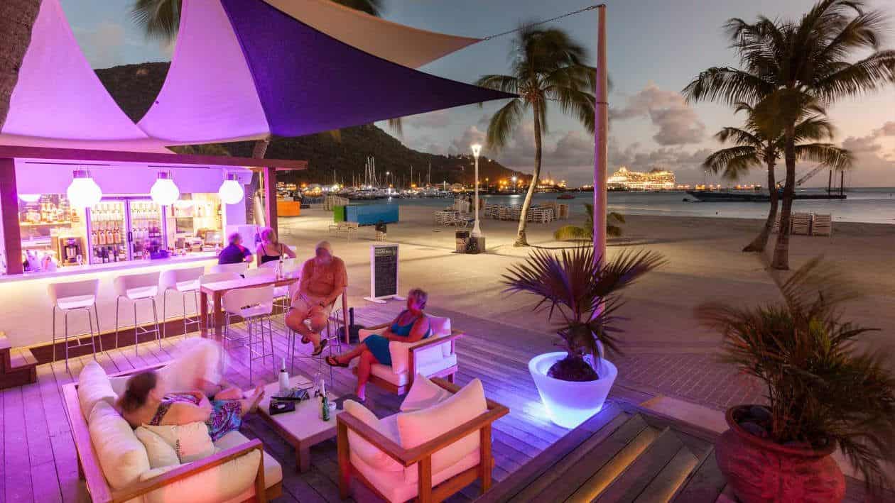 Ocean Lounge Bar at the Holland House Beach Hotel | Sint Maarten ...